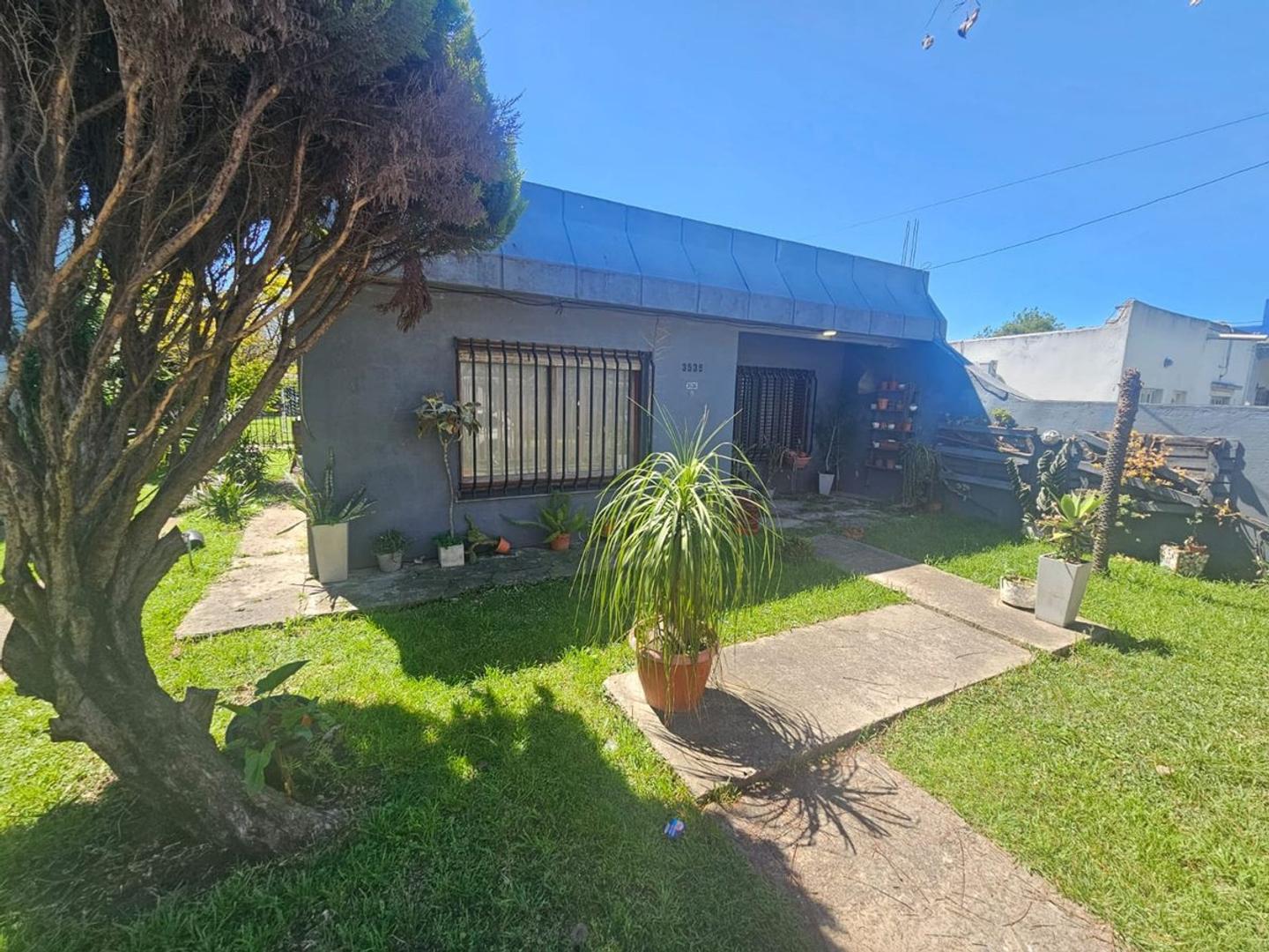 Venta Casa 56 años 2 dormitorios, 87m2, 3 cocheras, Intendente Ortiz ...