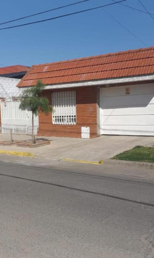 Venta Casa 35 años 3 dormitorios, 150m2, 2 cocheras, Zarate | Argenprop