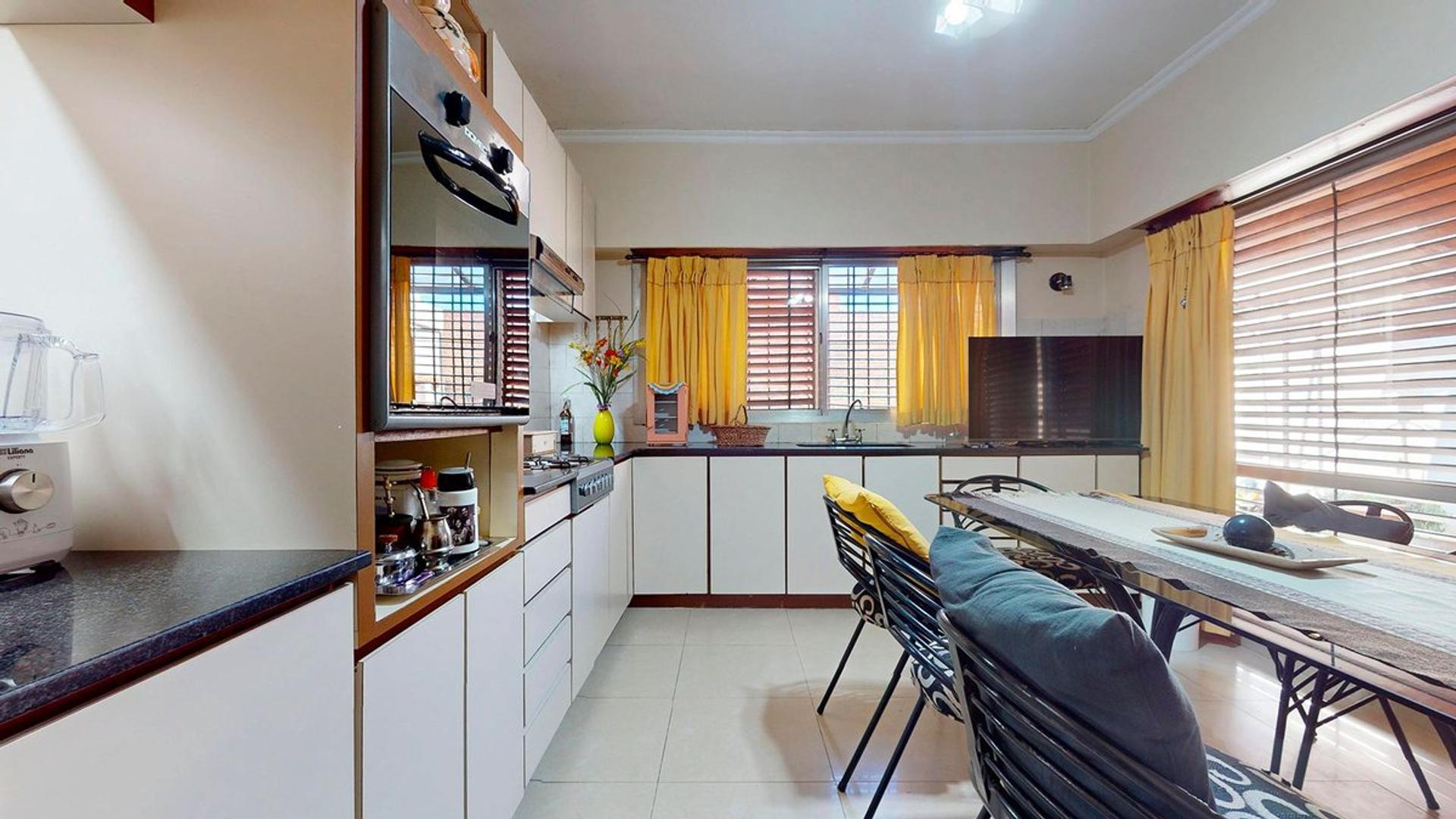 Casa Venta 4 ambientes 26 años, 233m2, 1 cochera, Calle 157 Entre 45 Y ...