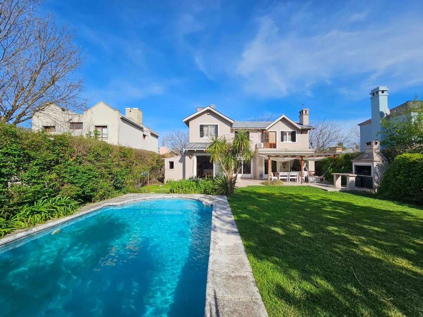 Casa Venta 7 ambientes 25 años, 6 cocheras, 201m2, Avenida Benavidez ...