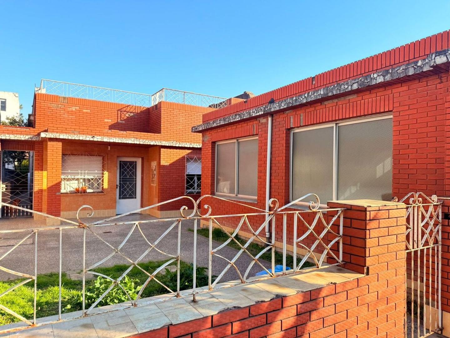 Casa Venta 4 ambientes 75 años, 387m2, 1 cochera, Luis Guanella 1200 ...