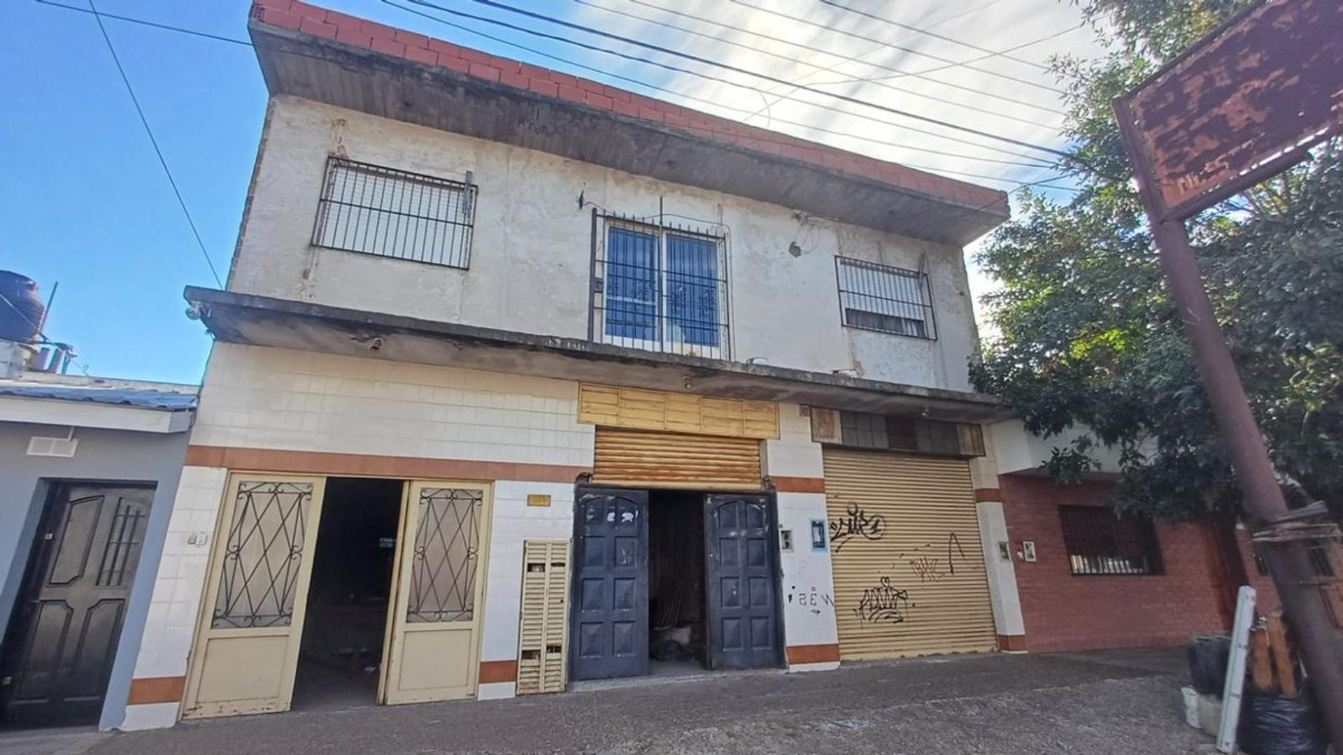 Venta Casa 5 dormitorios 25 años, 2 cocheras, 272m2, Directorio 1300 ...