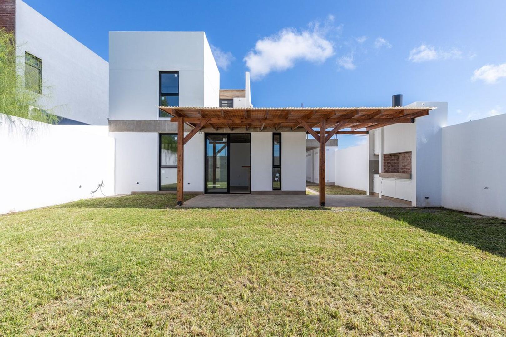 Venta Casa a estrenar 3 dormitorios, 2 cocheras, 141m2, 500 E/ 31 Y 132 0, Joaquin Gorina ...