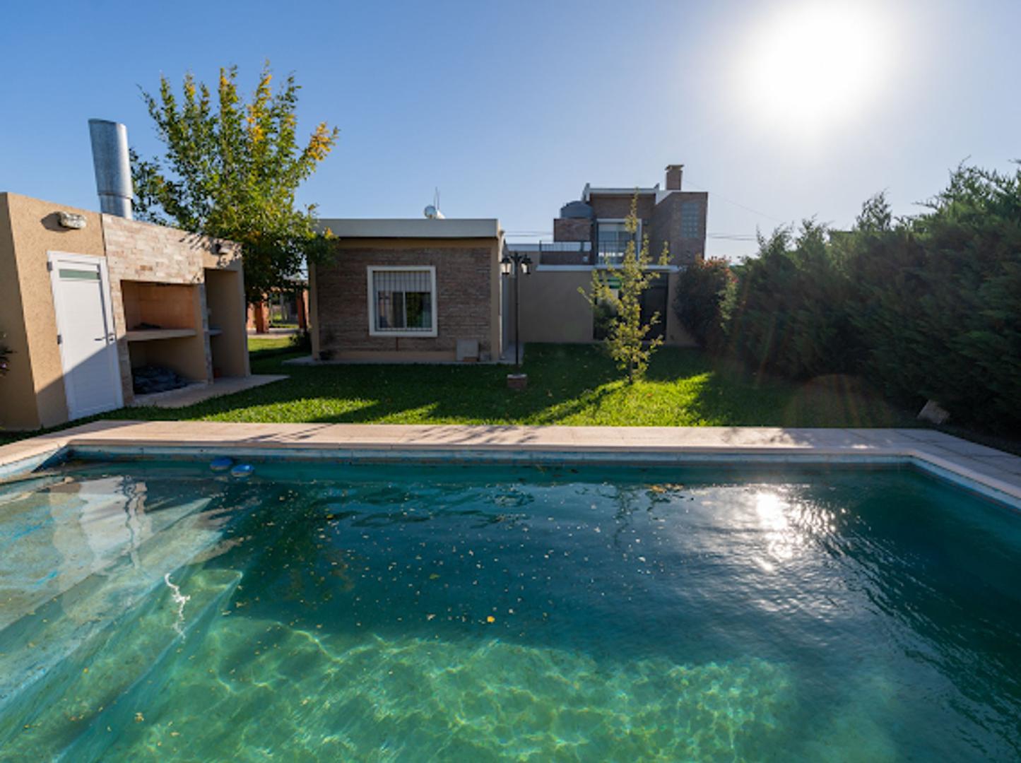 Casa Venta 9 años 6 ambientes, 1 cochera, 160m2, La Taba 1800, Roldan ...