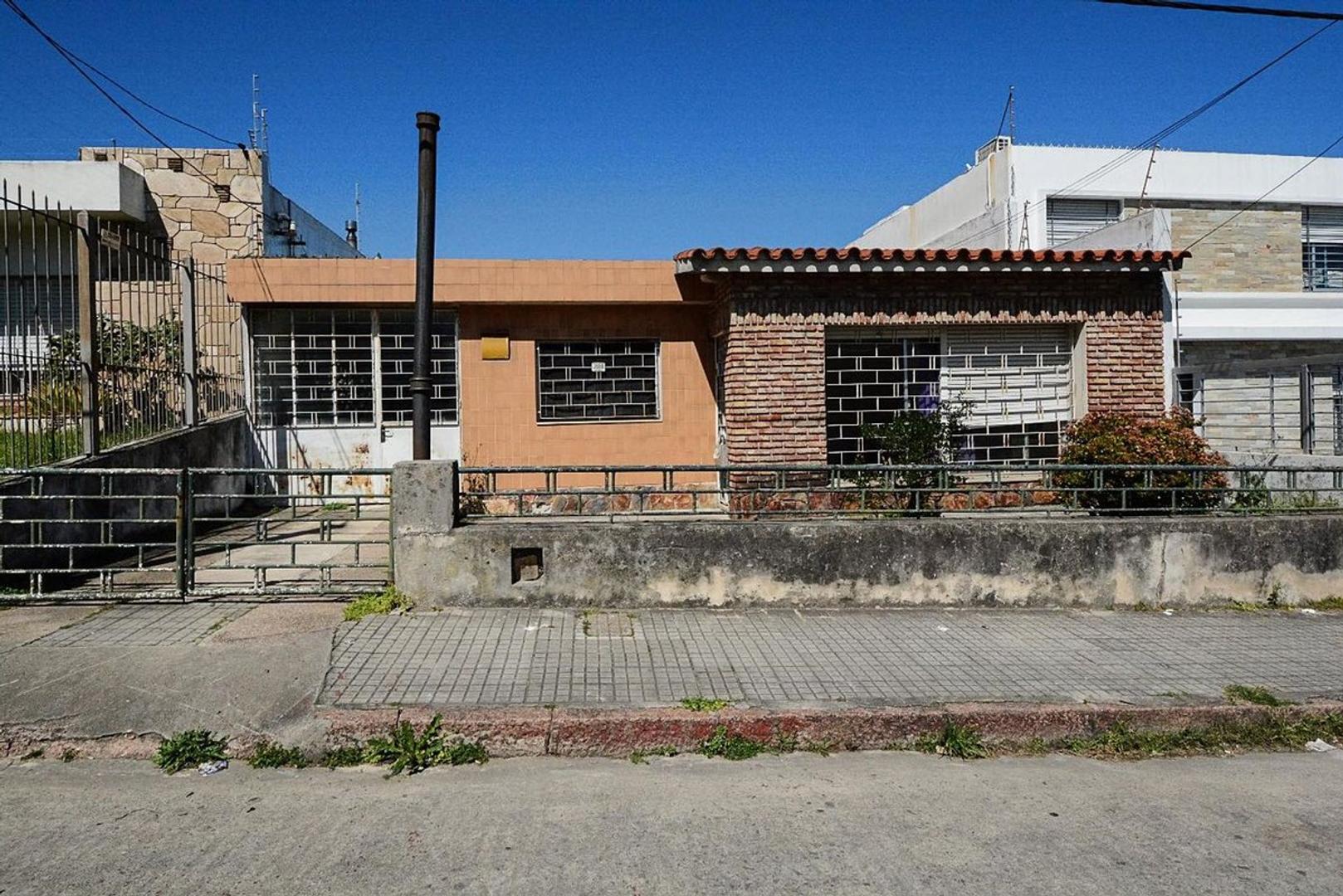 Venta Casa 3 dormitorios 55 años, 216m2, 2 cocheras, Plutarco 3800 ...