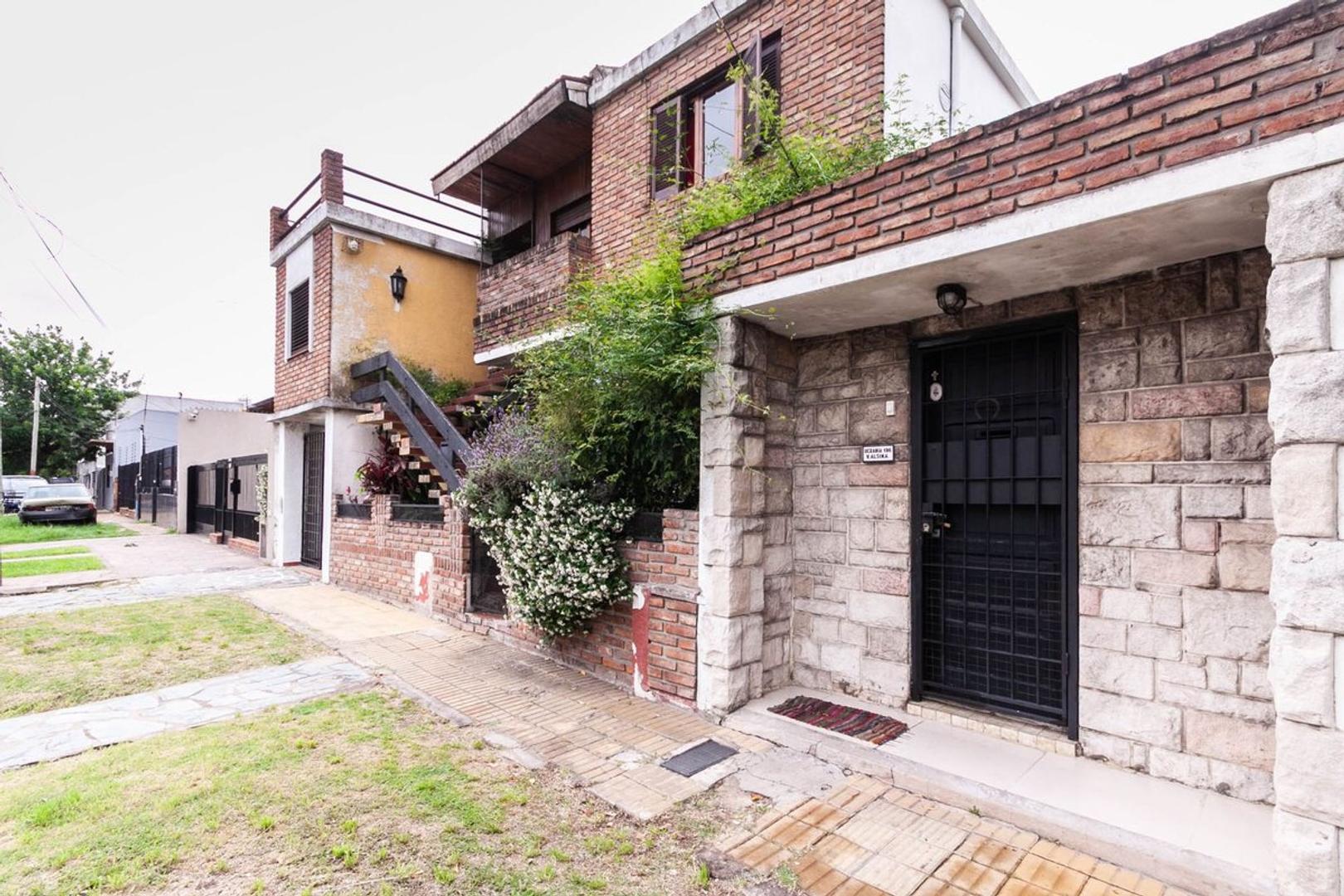 Venta Casa 65 años 2 dormitorios, 190m2, 1 cochera, Ucrania 100 ...