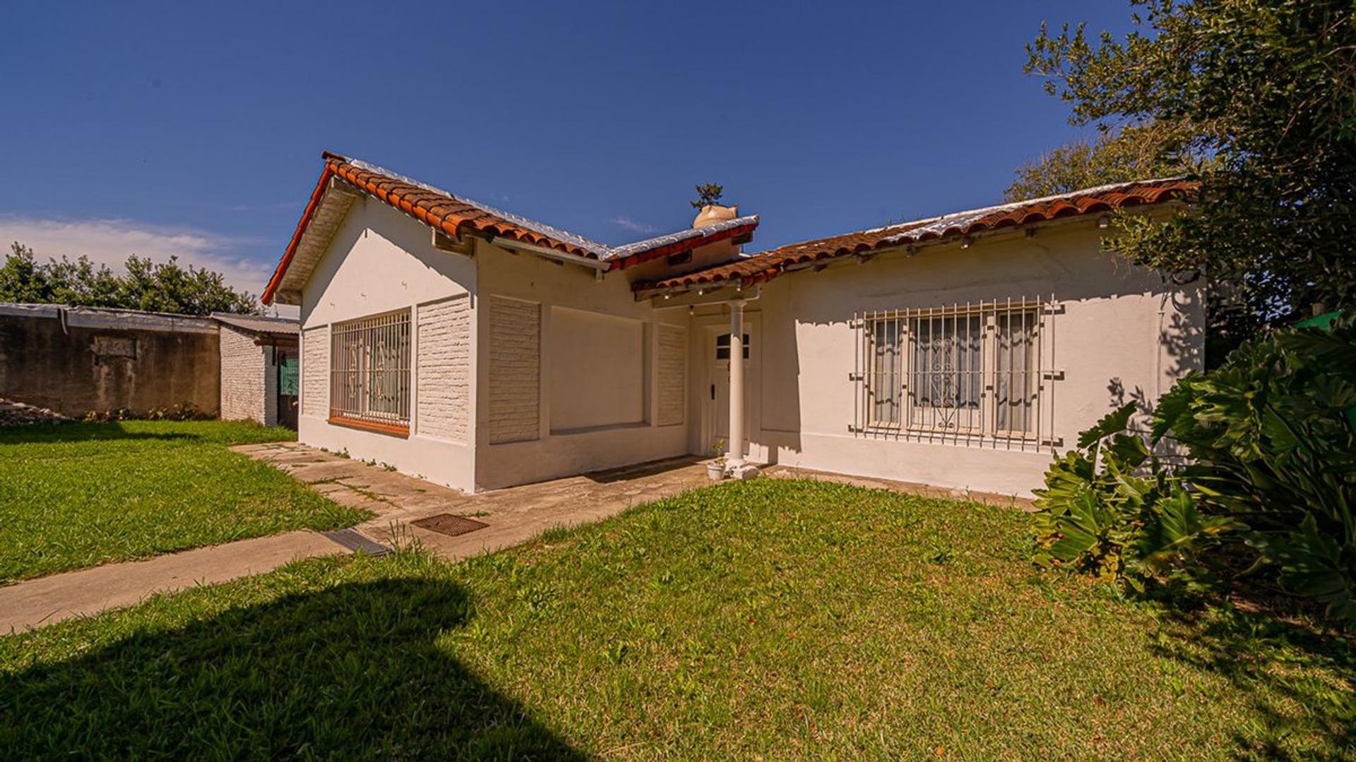 Venta Casa 65 años 4 dormitorios, 2 cocheras, 268m2, Avenida Benavídez ...